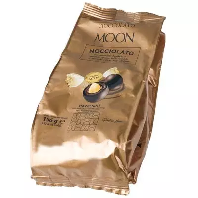 Шоколадные конфеты Moon Maxtris с шоколадным кремом и цельным фундуком ...